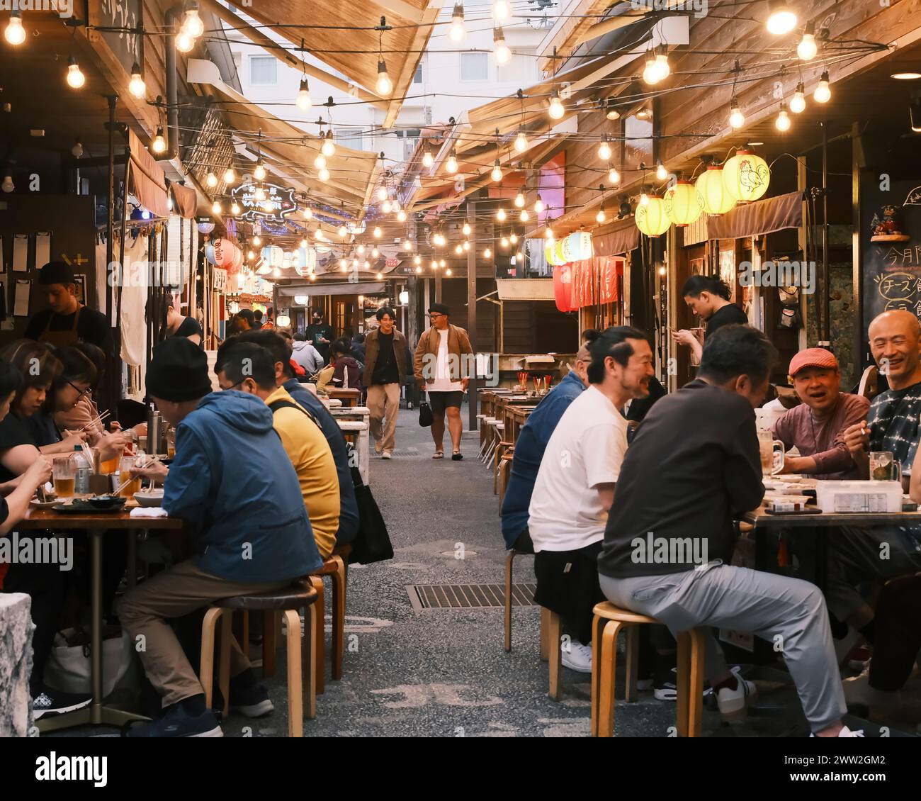 Outdoor bar gathering hi-res stock photography and images - Alamy