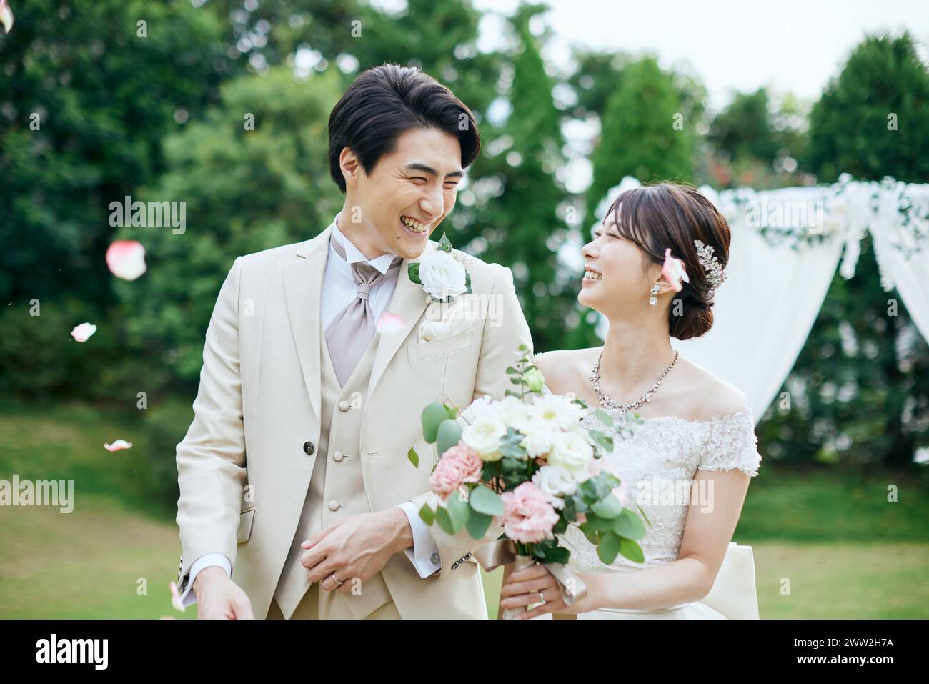 A newly married couple smiling and holding their bouquets Stock Photo ...