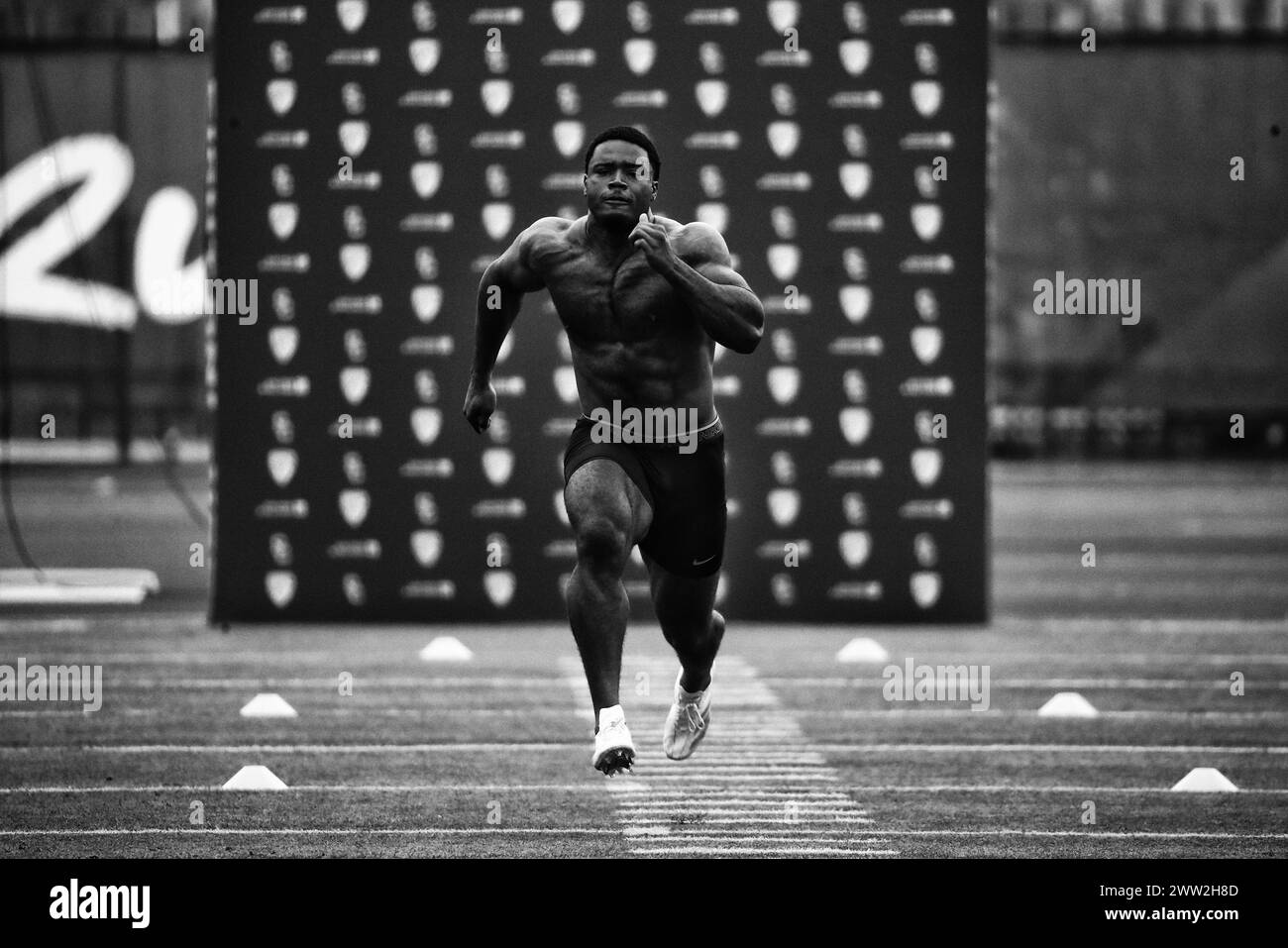 Southern California Trojans linebacker Shane Lee (53) runs the 40-yard ...