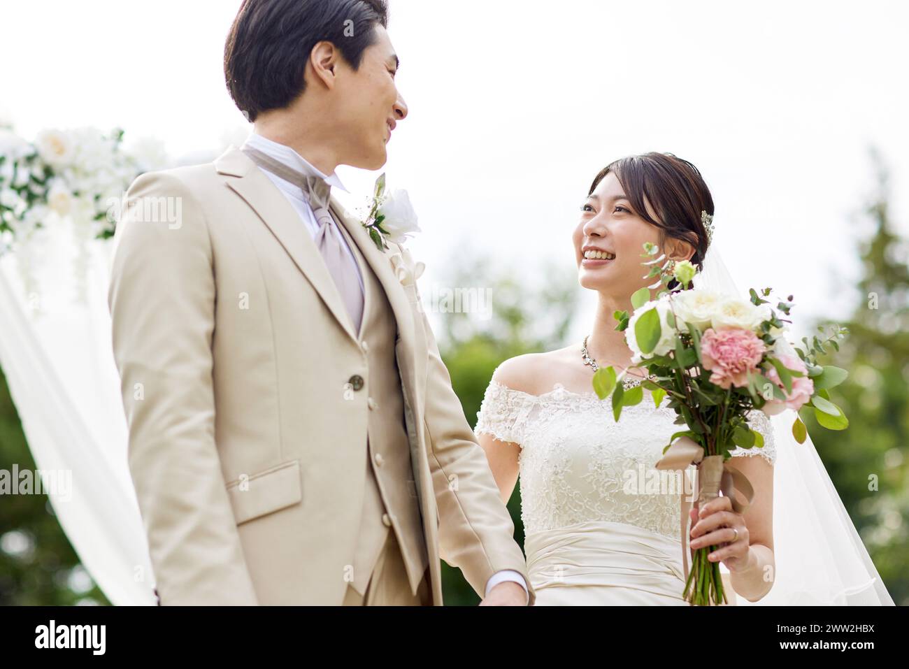 Smile bride hi-res stock photography and images - Alamy