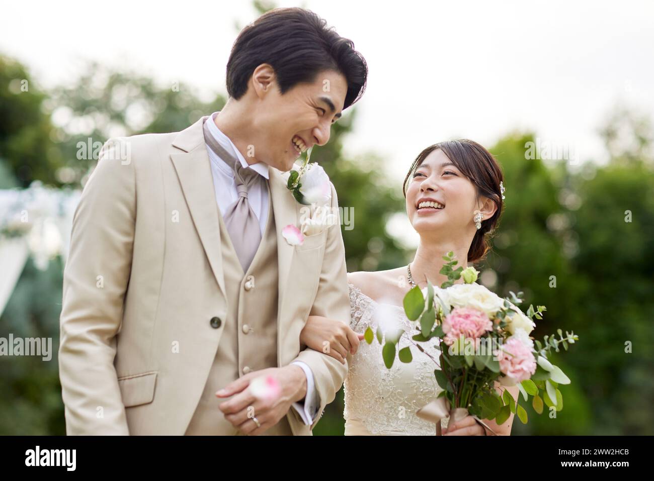 Bride and groom with bouquet hi-res stock photography and images - Alamy