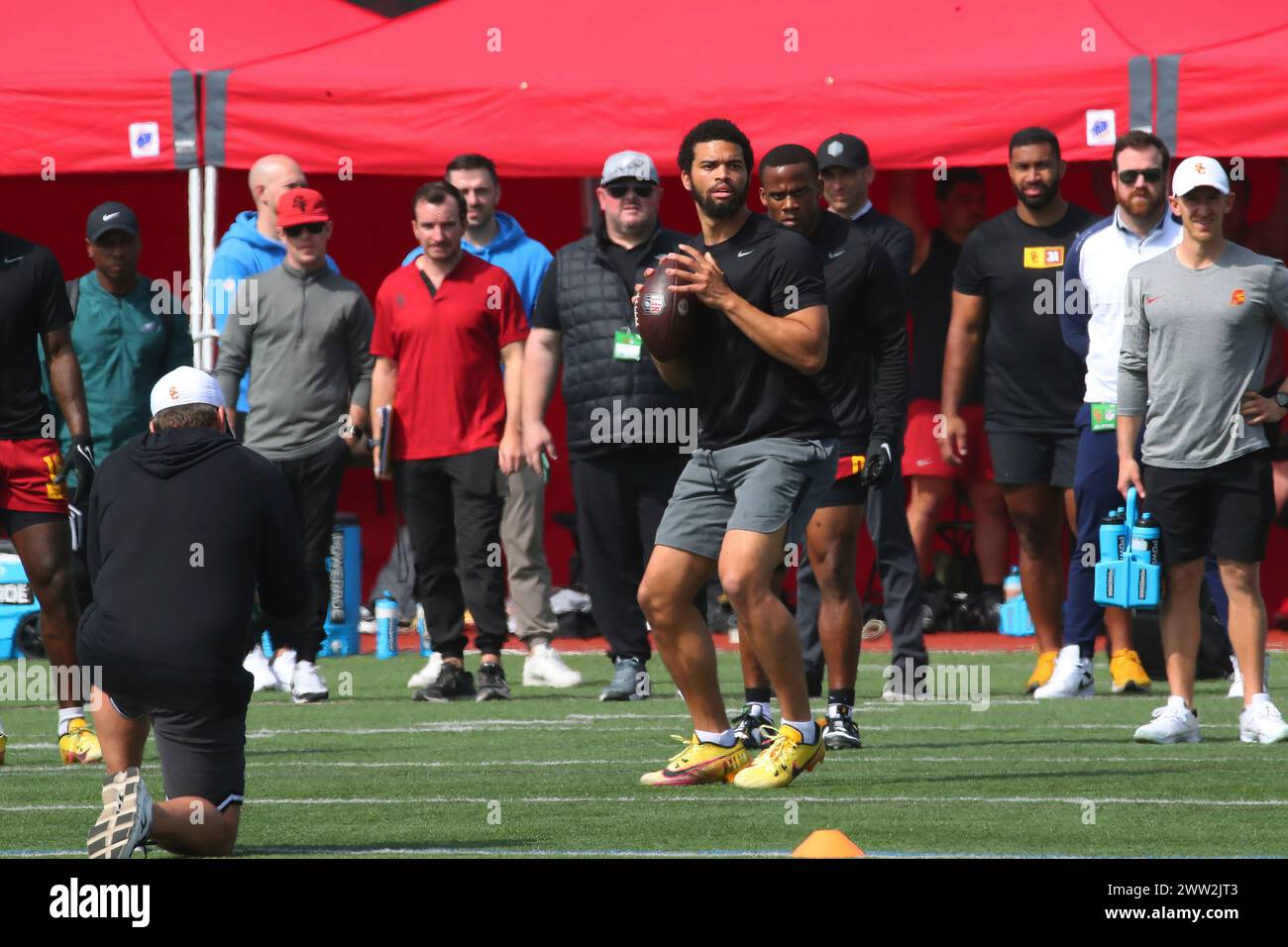 Southern California Trojans quarterback Caleb Williams (13) sets up to ...