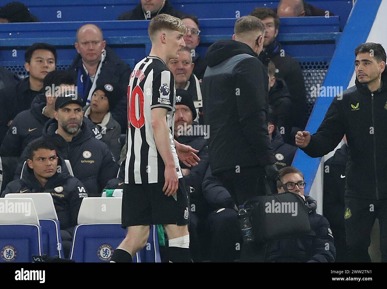 Anthony Gordon of Newcastle United is substituted off the pitch injured ...