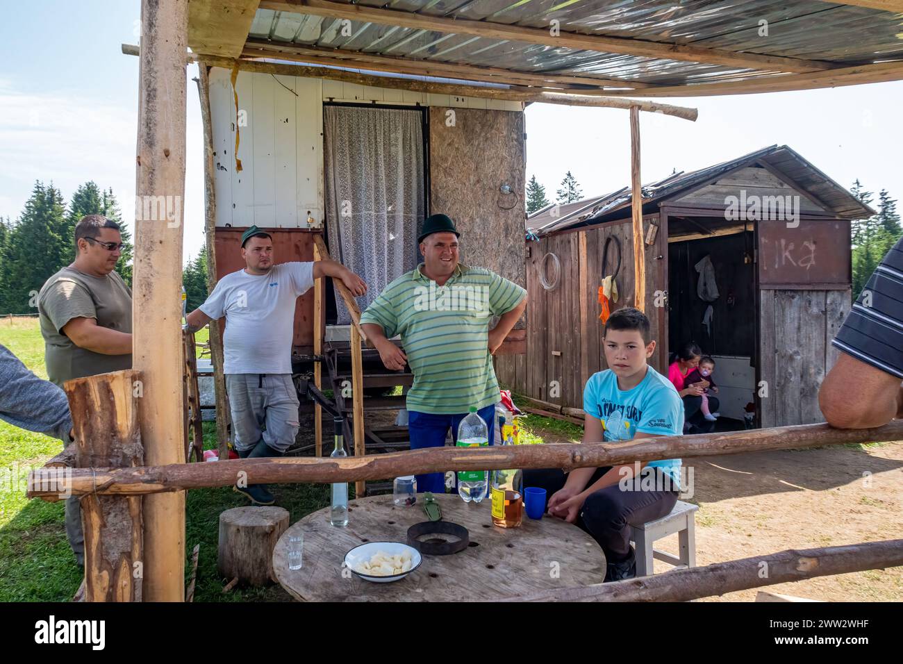 Traditional romanian family hi-res stock photography and images - Alamy