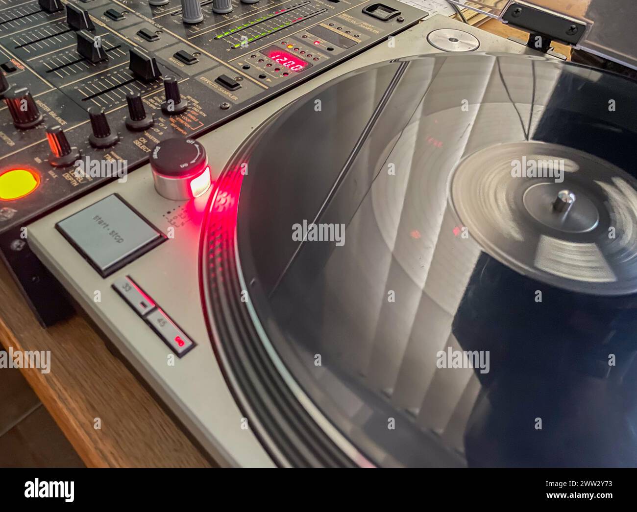 Turntable vinyl record in hi-res stock photography and images - Alamy