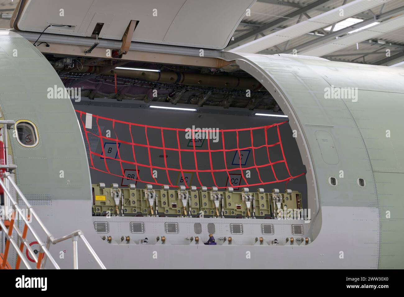 Halle 230, Elbe Flugzeugwerken, hier arbeitet man unter anderem an der ...
