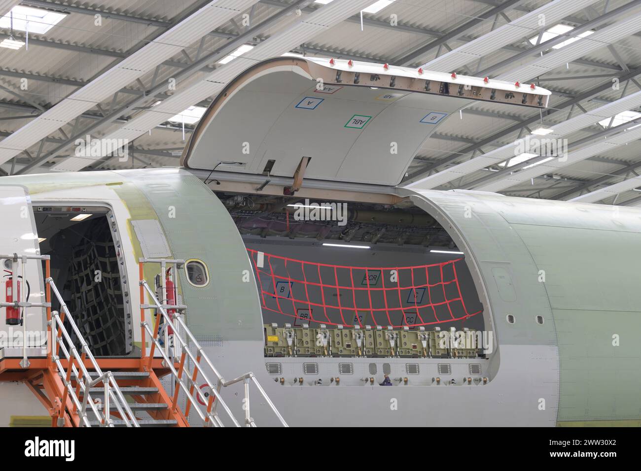 Halle 230, Elbe Flugzeugwerken, hier arbeitet man unter anderem an der ...