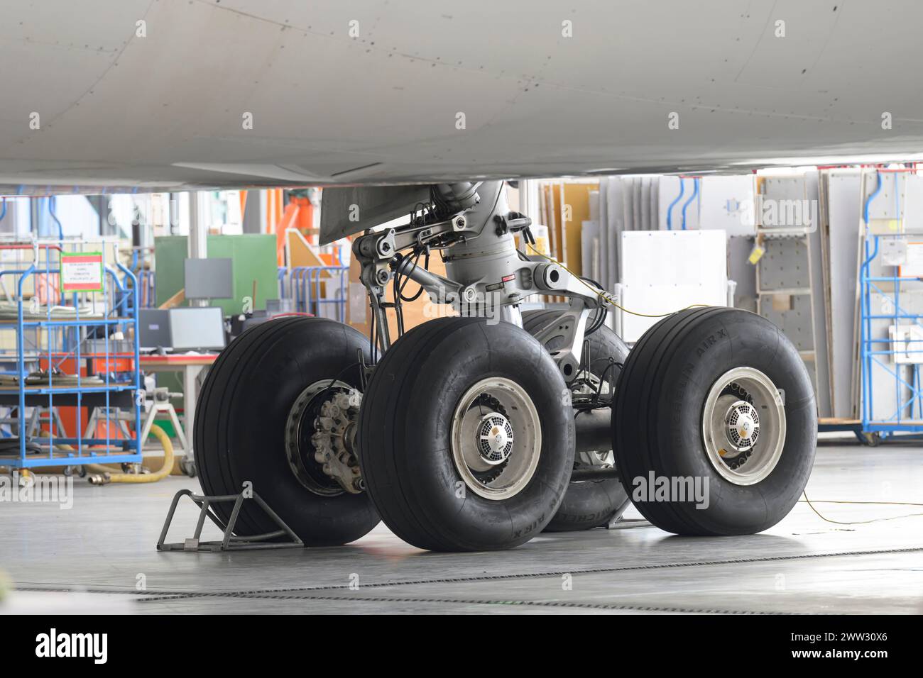 Halle 230, Elbe Flugzeugwerken, hier arbeitet man unter anderem an der ...
