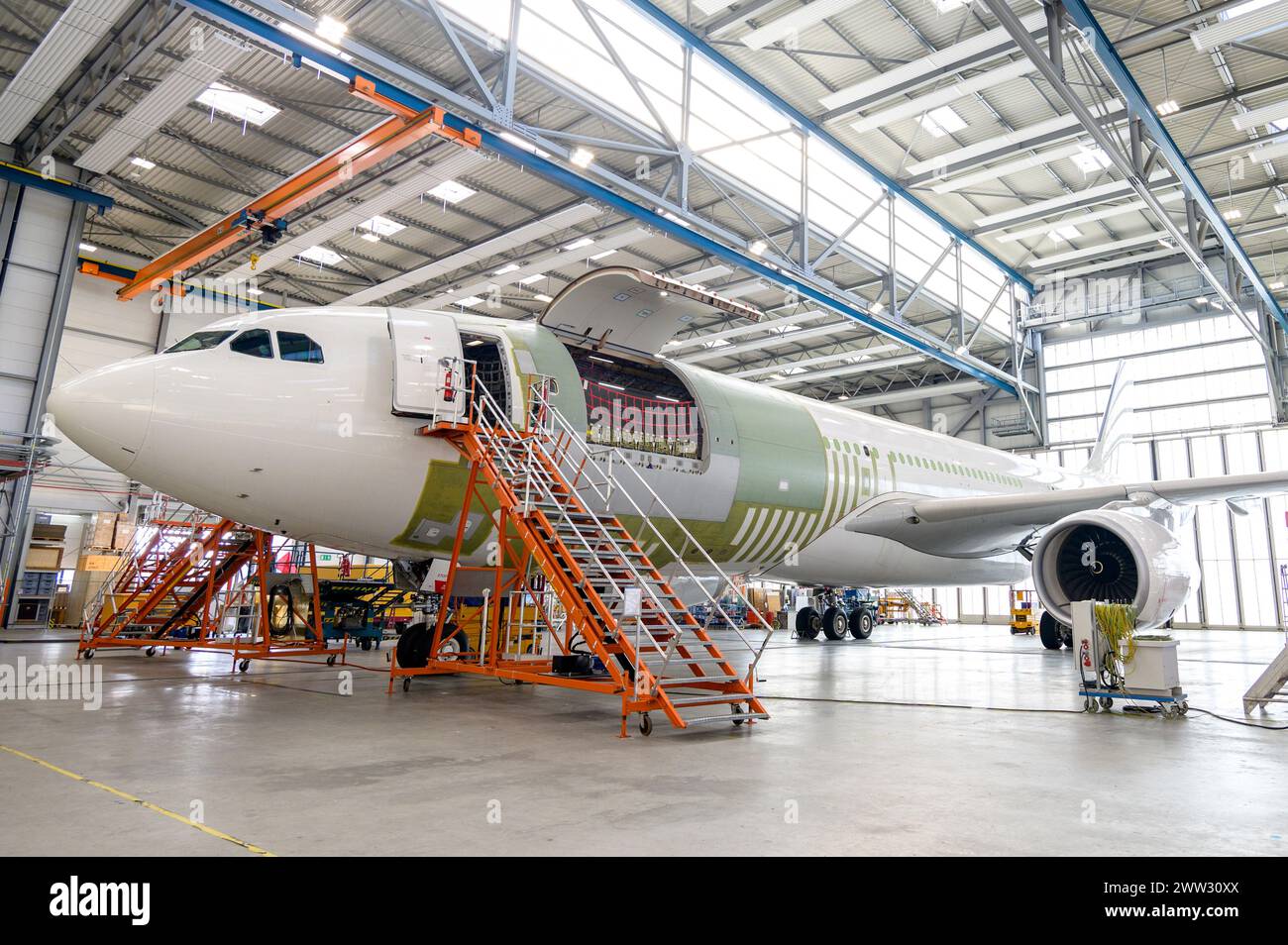 Halle 230, Elbe Flugzeugwerken, hier arbeitet man unter anderem an der ...