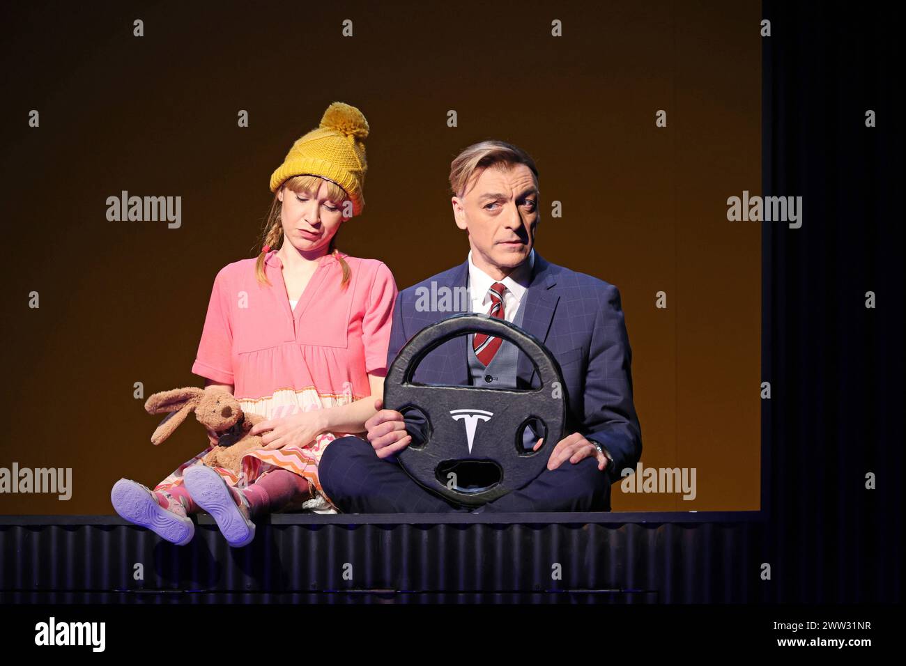 v.l. Ines Nieri und Mario Ramos im Krimi-Komoedien-Theaterstueck ...