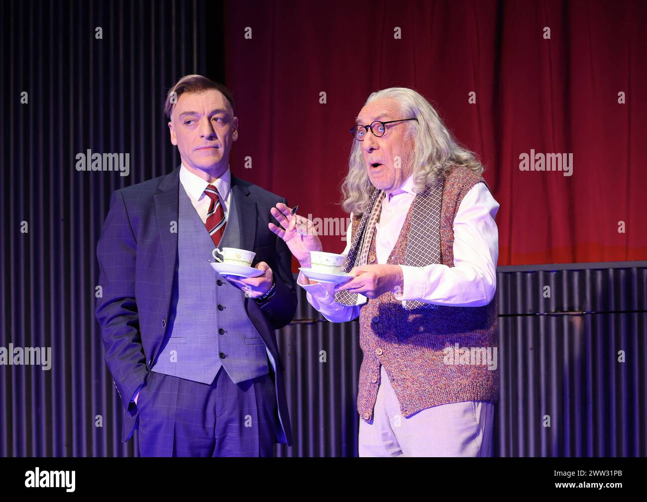 v.l. Mario Ramos mit Dieter Hallervorden im Krimi-Komoedien ...