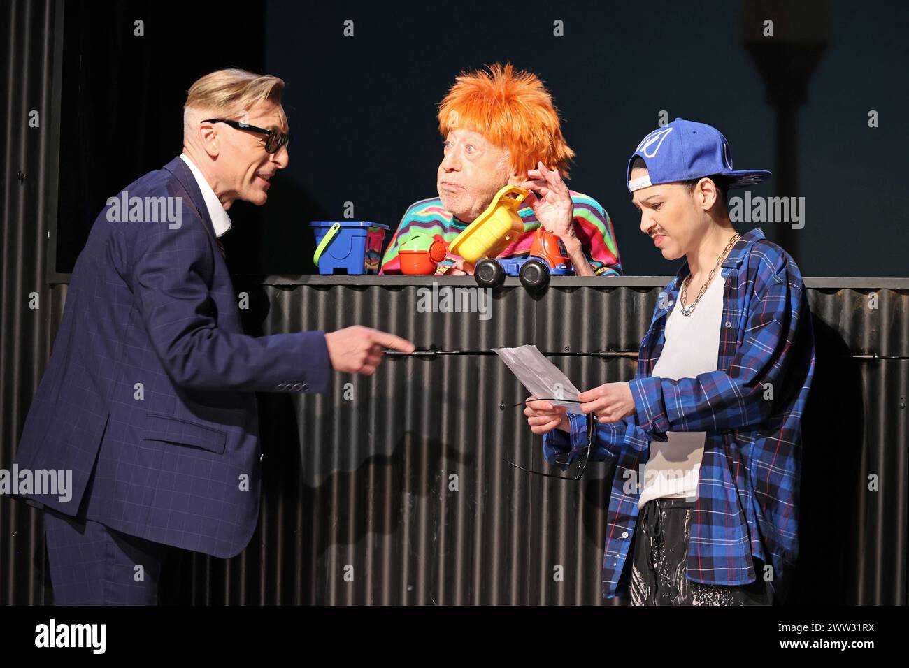 v.l. Mario Ramos mit Dieter Hallervorden und Ines Nieri im Krimi ...