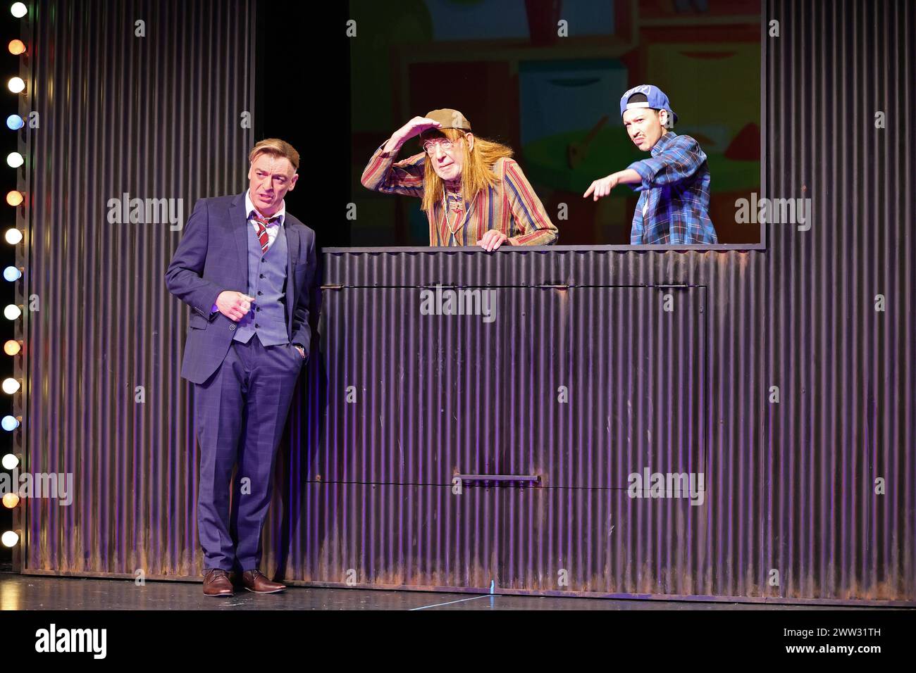 v.l. Mario Ramos mit Dieter Hallervorden und Ines Nieri im Krimi ...