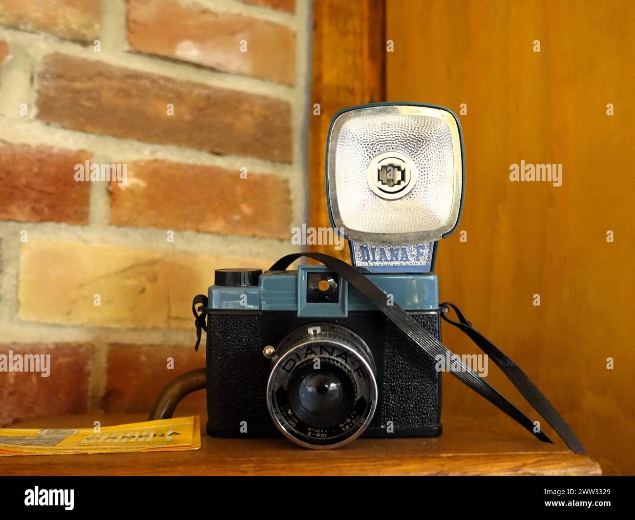 Vintage small camera hi-res stock photography and images - Alamy