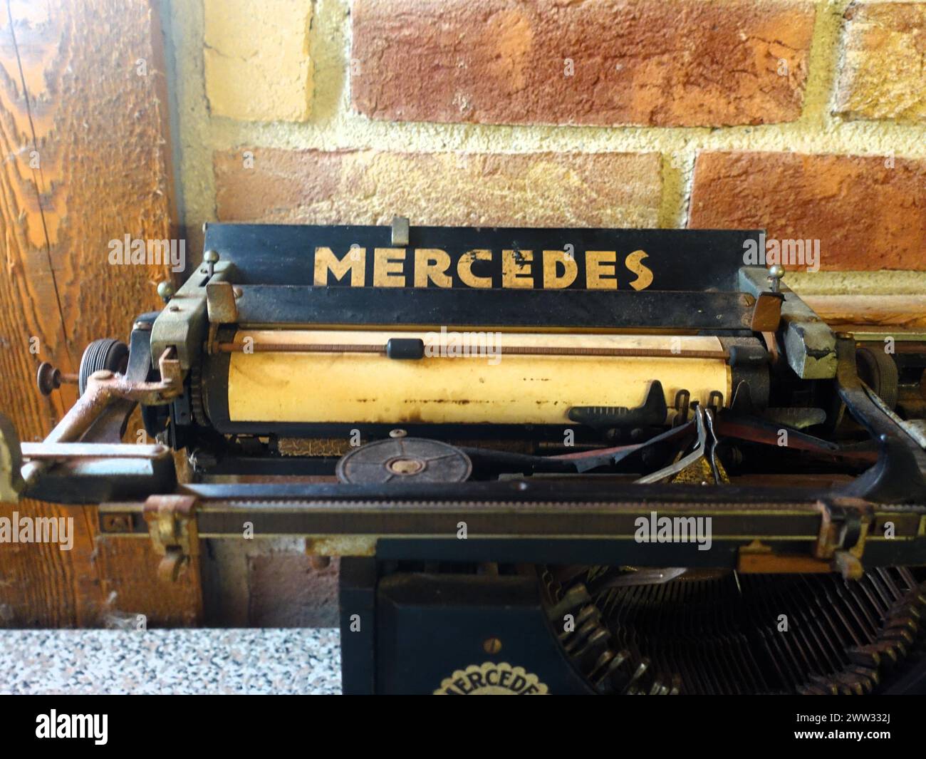 A Vintage rusty typewriter for note-taking Stock Photo - Alamy