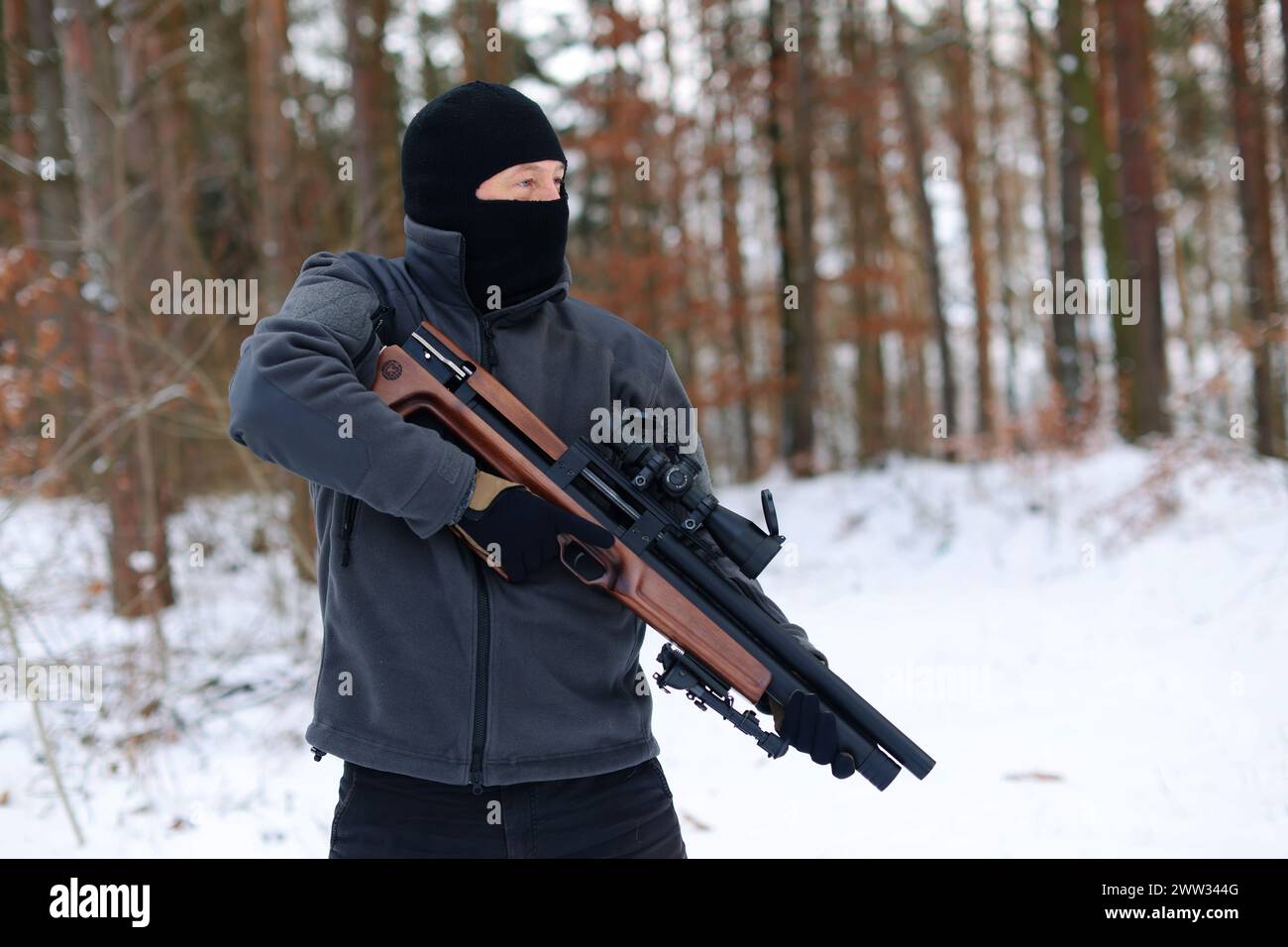 shooting instructor shows students how to hold a weapon Stock Photo - Alamy