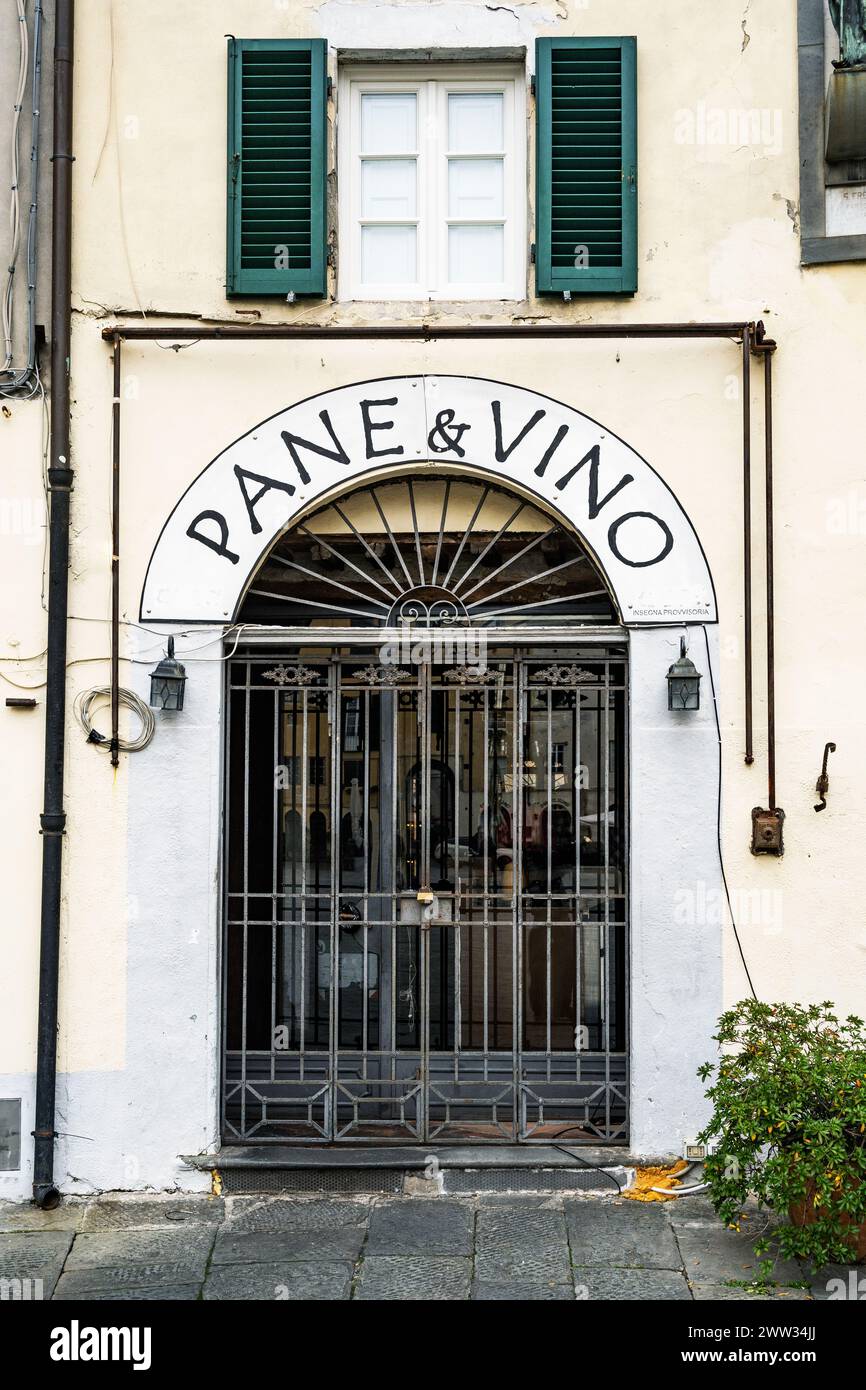 Italian Door. Old Italian street of a small town of Lucca in Tuscany ...