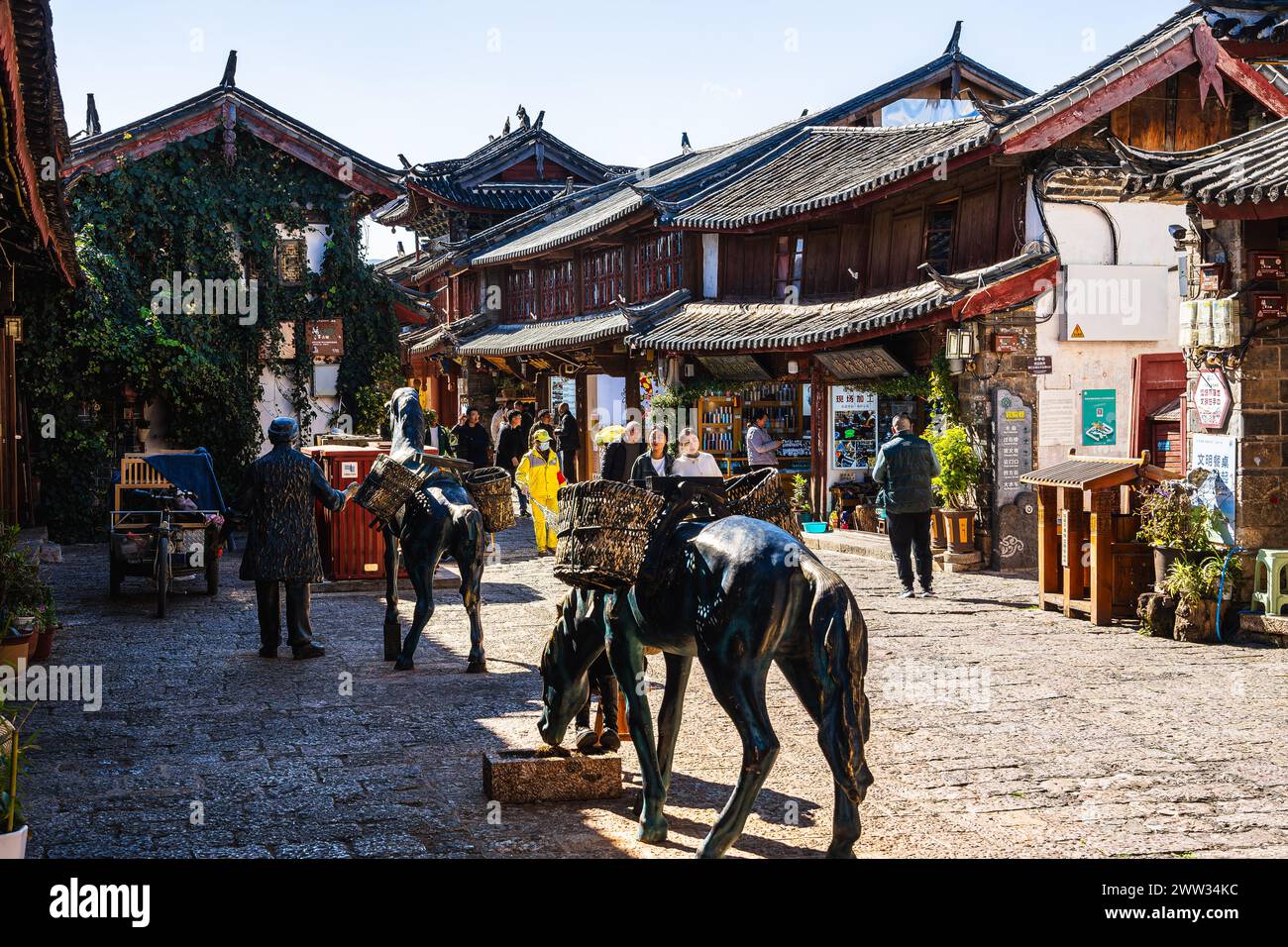 Old town of lijiang flowers hi-res stock photography and images - Alamy