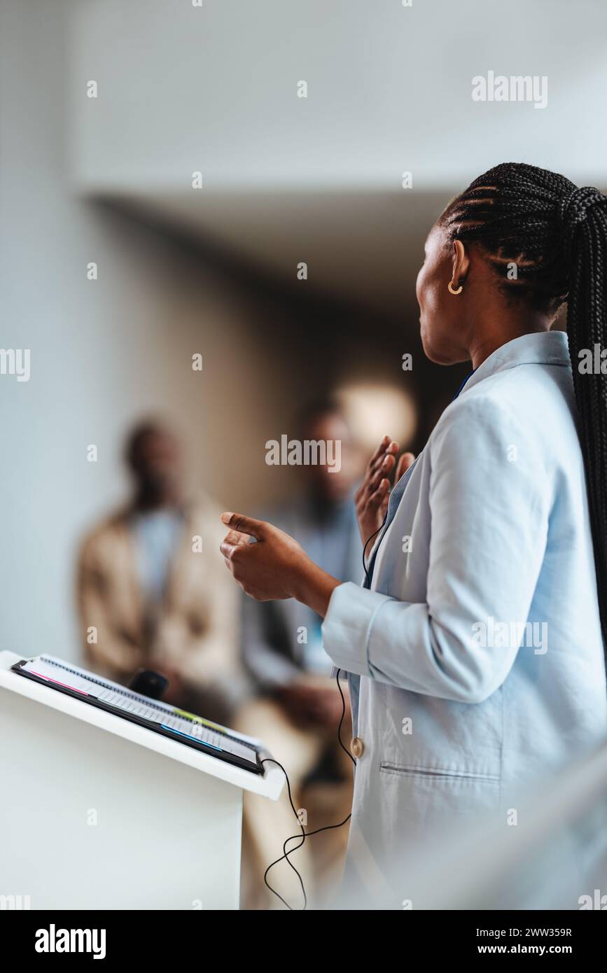 Female giving speech podium hi-res stock photography and images - Alamy