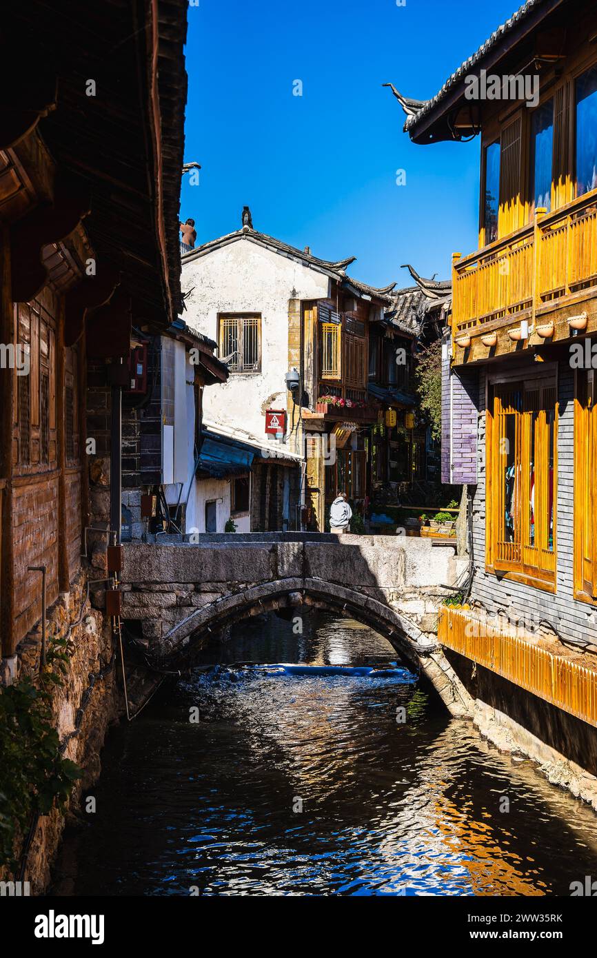 Old town of lijiang flowers hi-res stock photography and images - Alamy