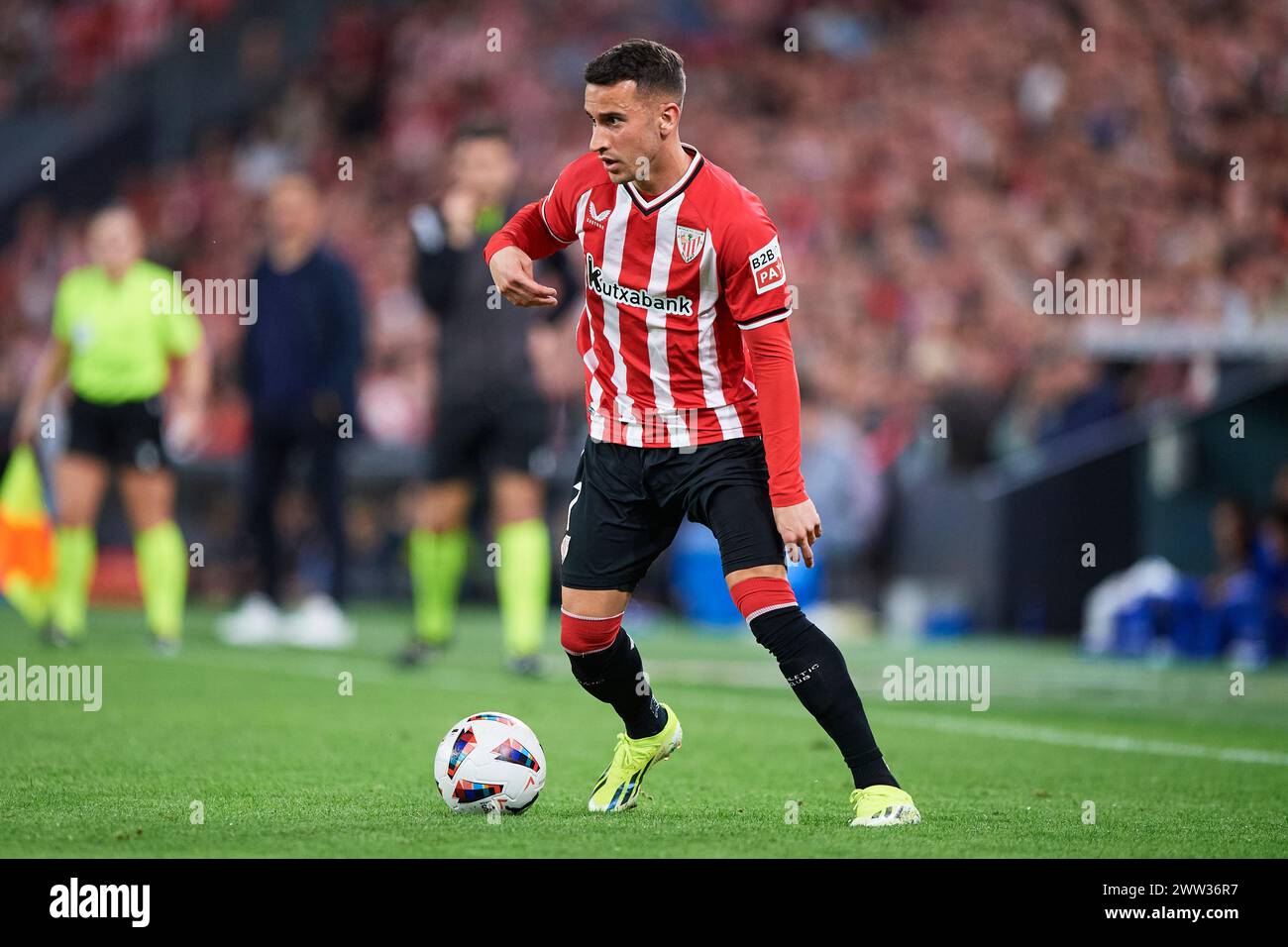 Alex Berenguer of Athletic Club with the ball during the LaLiga EA ...