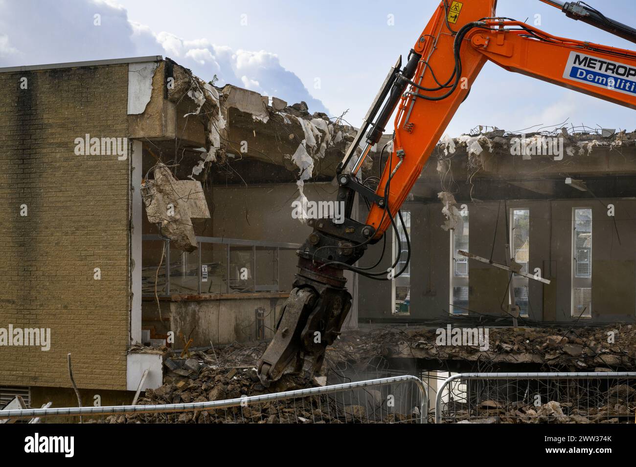Demolition site (rubble, heavy machinery, building deconstruction ...