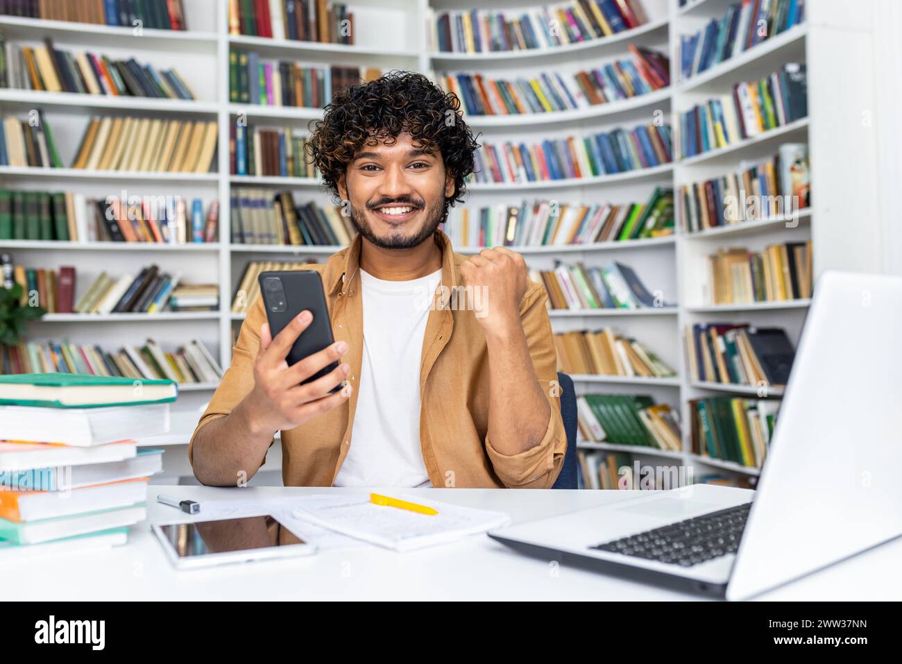 Smile fist pump laptop hi-res stock photography and images - Alamy