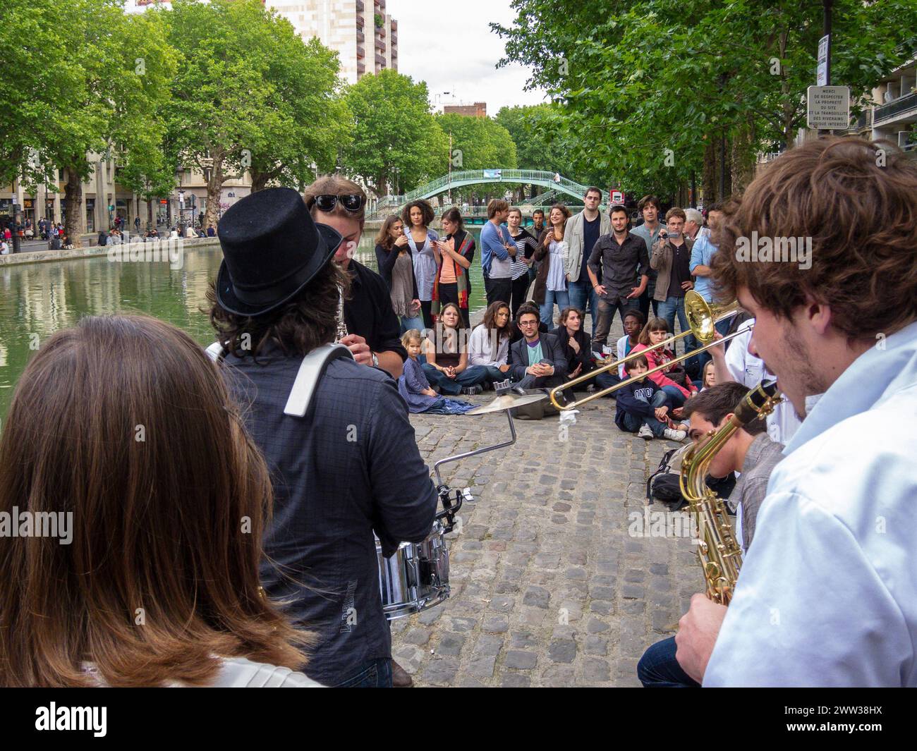People playing musical instruments hi-res stock photography and images ...