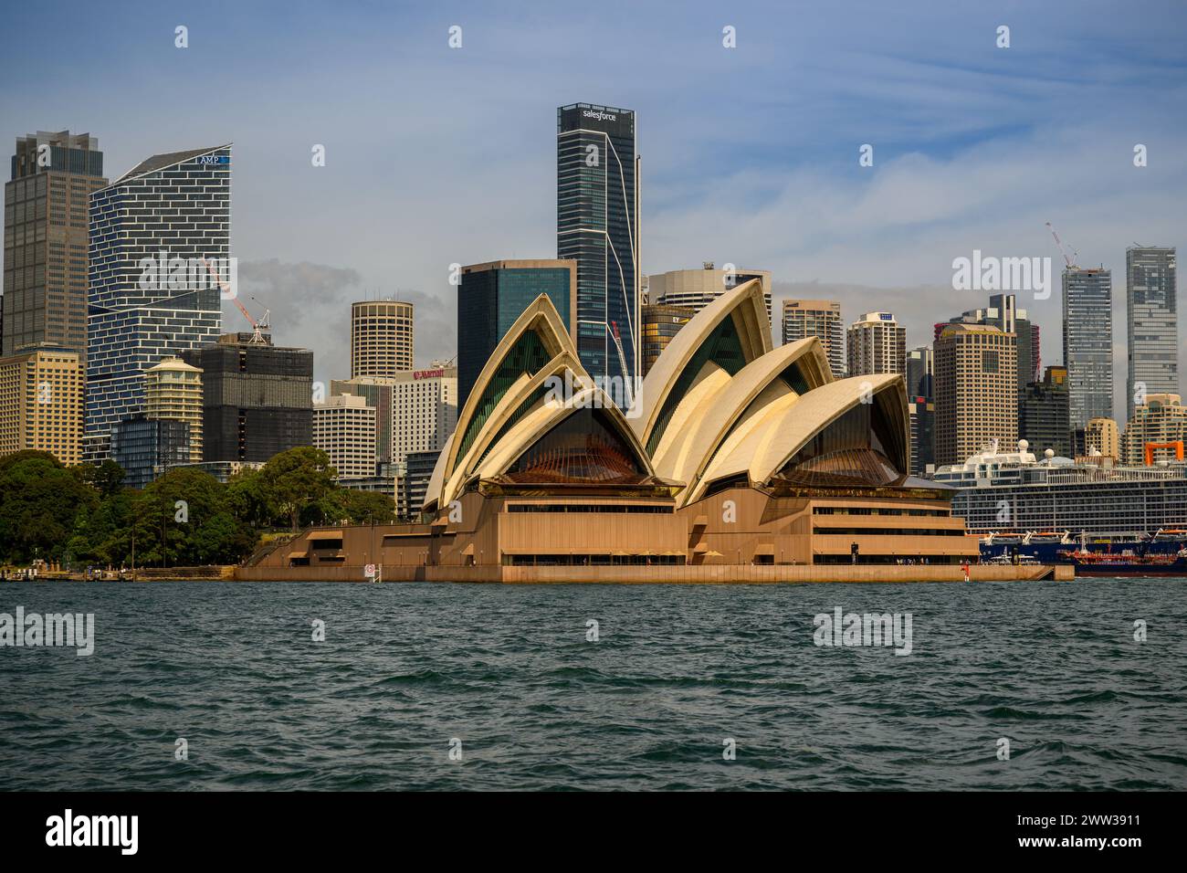 Front view of the Sydney Opera House on a sunny summer day, Sydney ...