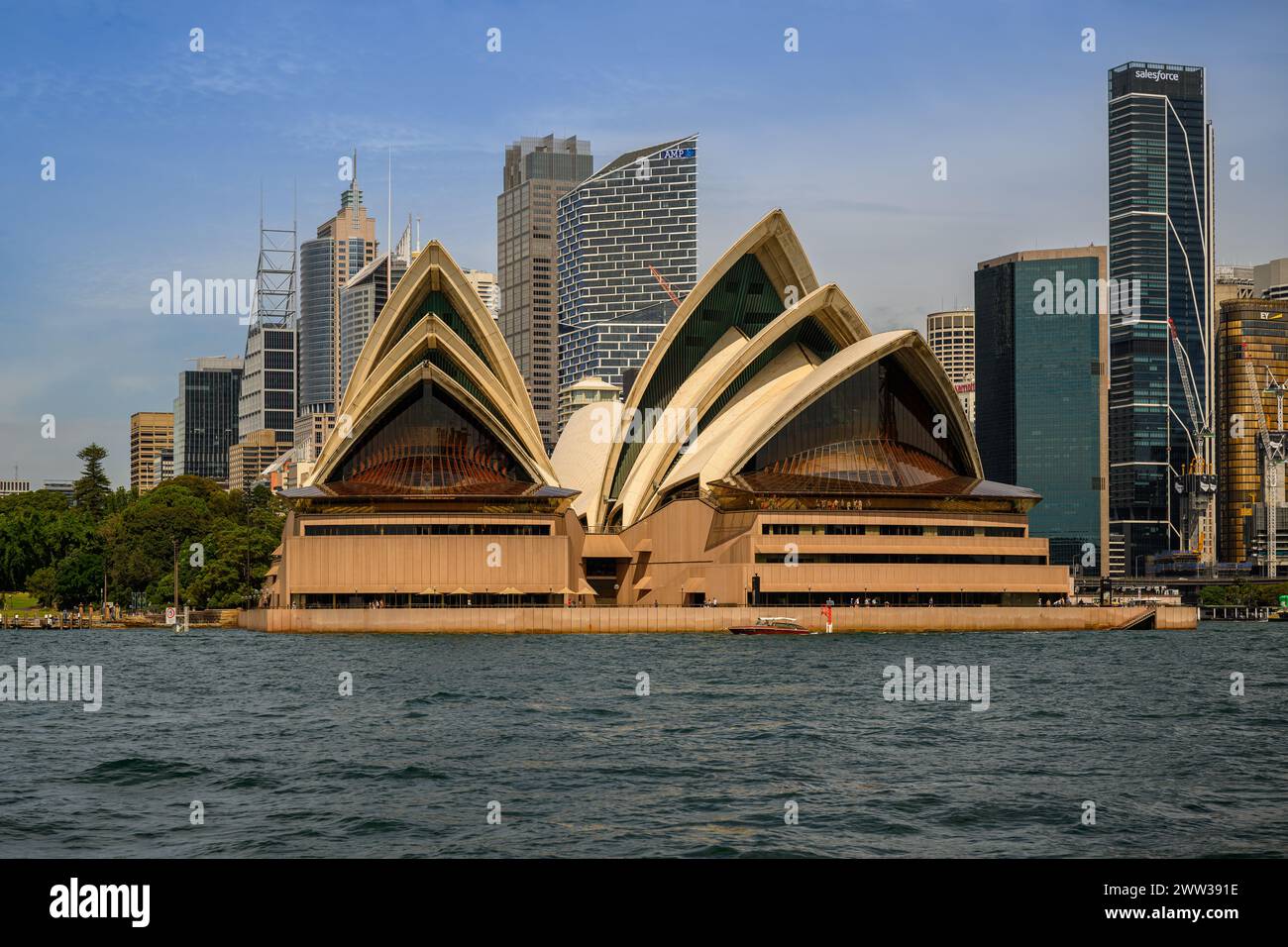 Front view of the Sydney Opera House on a sunny summer day, Sydney ...