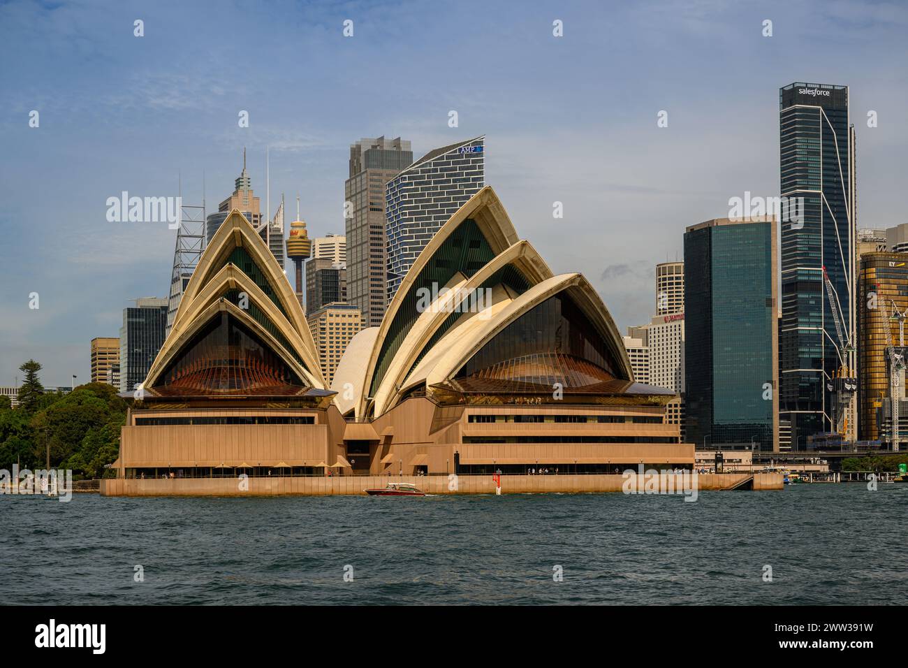 Front view of the Sydney Opera House on a sunny summer day, Sydney ...
