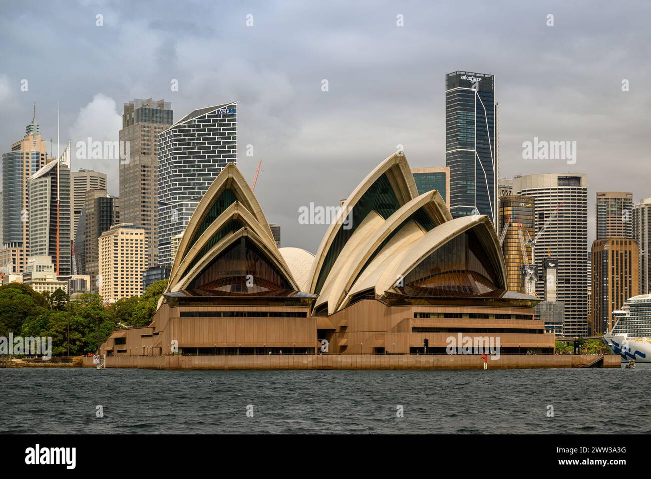 Front view of the Sydney Opera House on a sunny summer day, Sydney ...