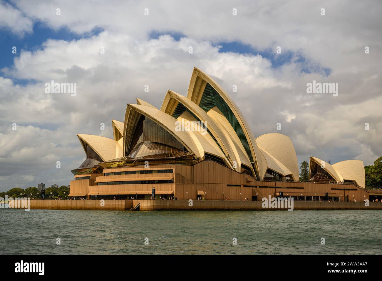 Front view of the Sydney Opera House on a sunny summer day, Sydney ...