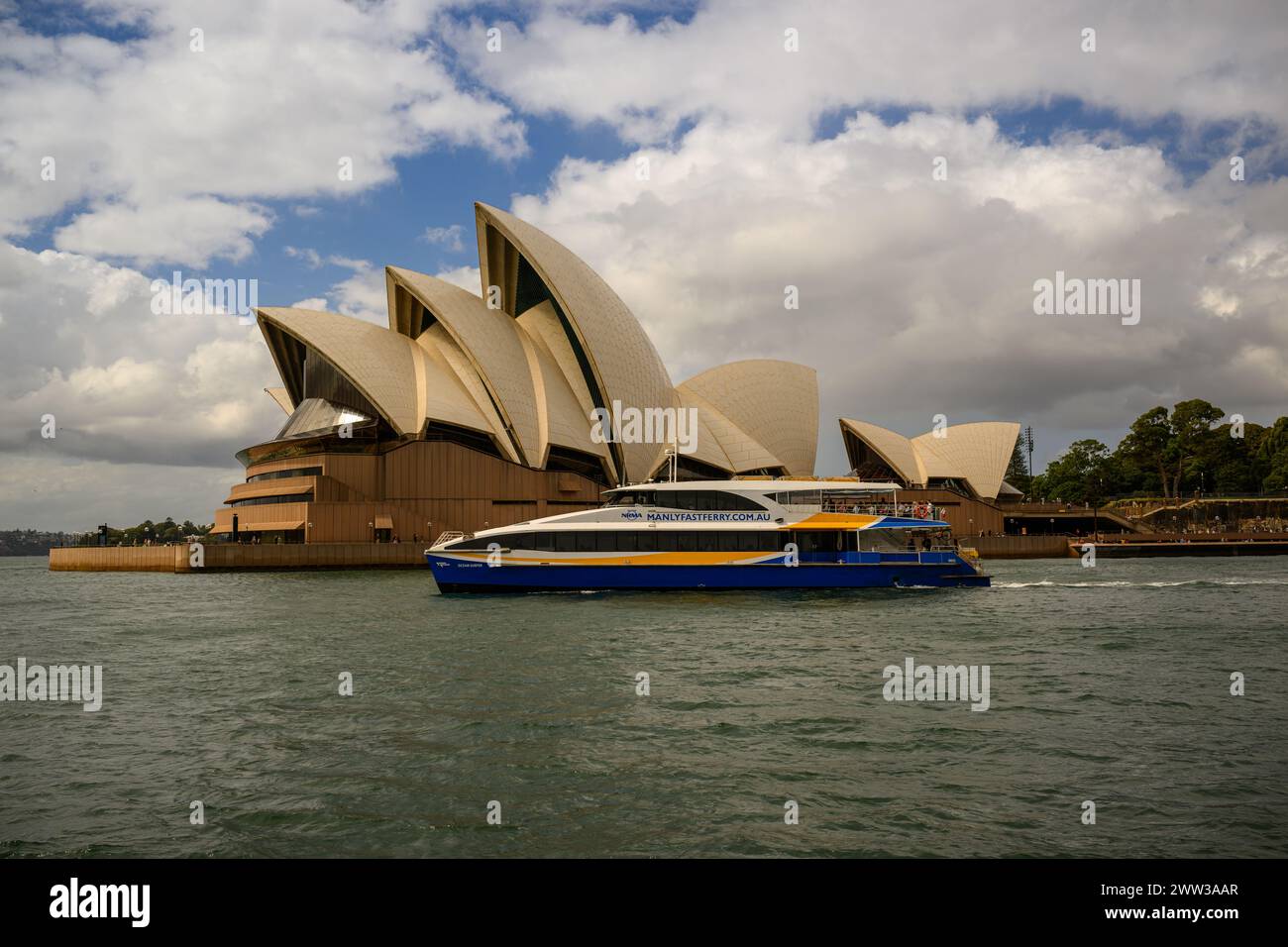Side view of the Sydney Opera House on a sunny day, Sydney Harbour ...