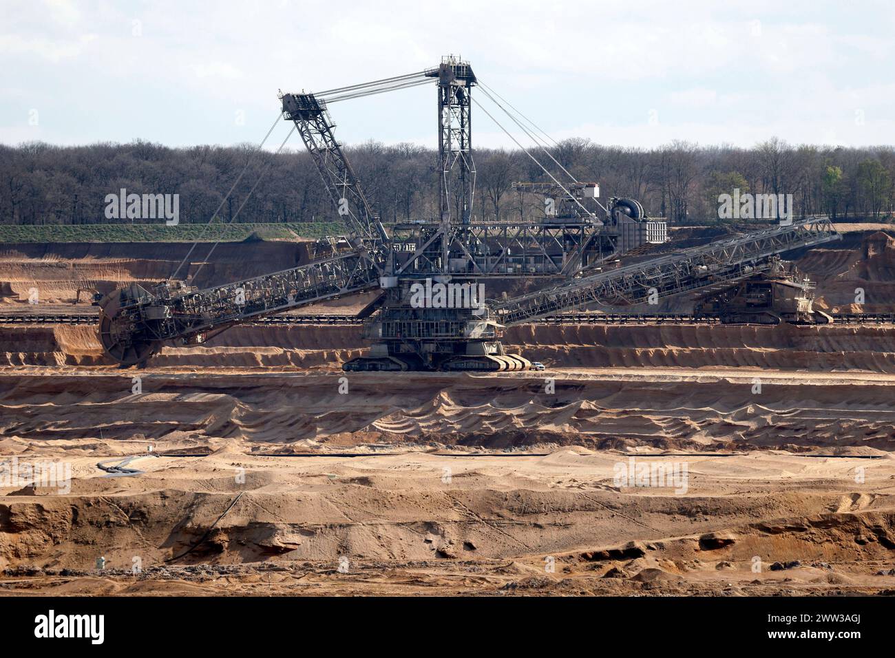Deutschland schaufelradbagger in der rwe braunkohlegrube garzweiler hi ...