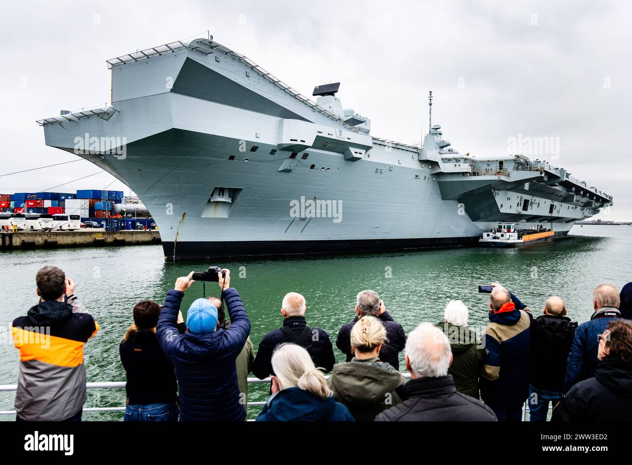 ROTTERDAM - Day trippers watch from a tour boat on the Second ...