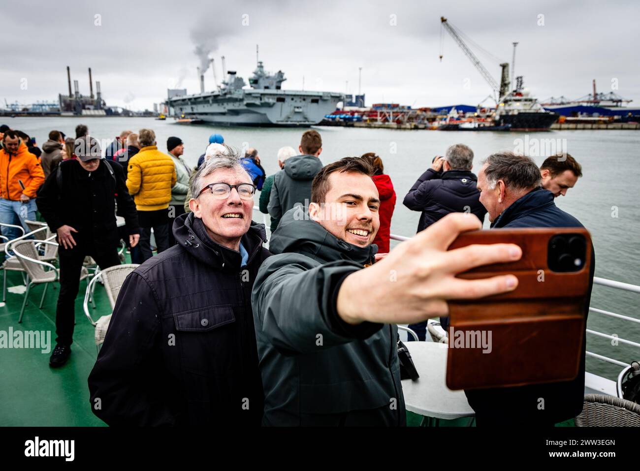 ROTTERDAM - Day trippers watch from a tour boat on the Second ...