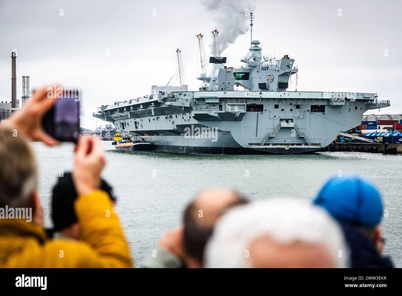 ROTTERDAM - Day trippers watch from a tour boat on the Second ...