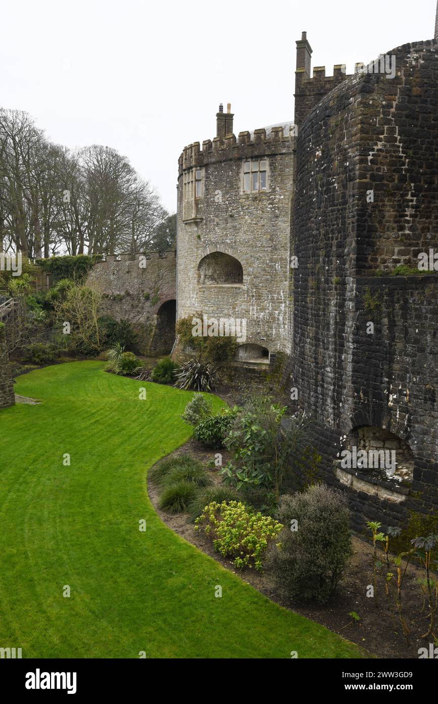 Ancient castle yew hedges hi-res stock photography and images - Alamy