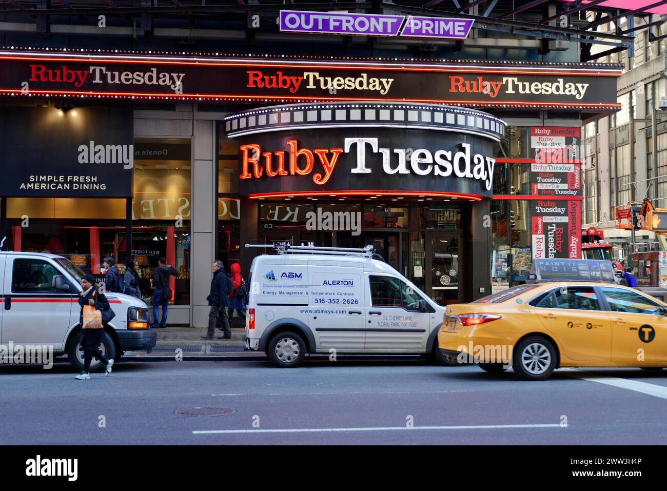 The Ruby Tuesday restaurant on a busy city street with passing taxis ...
