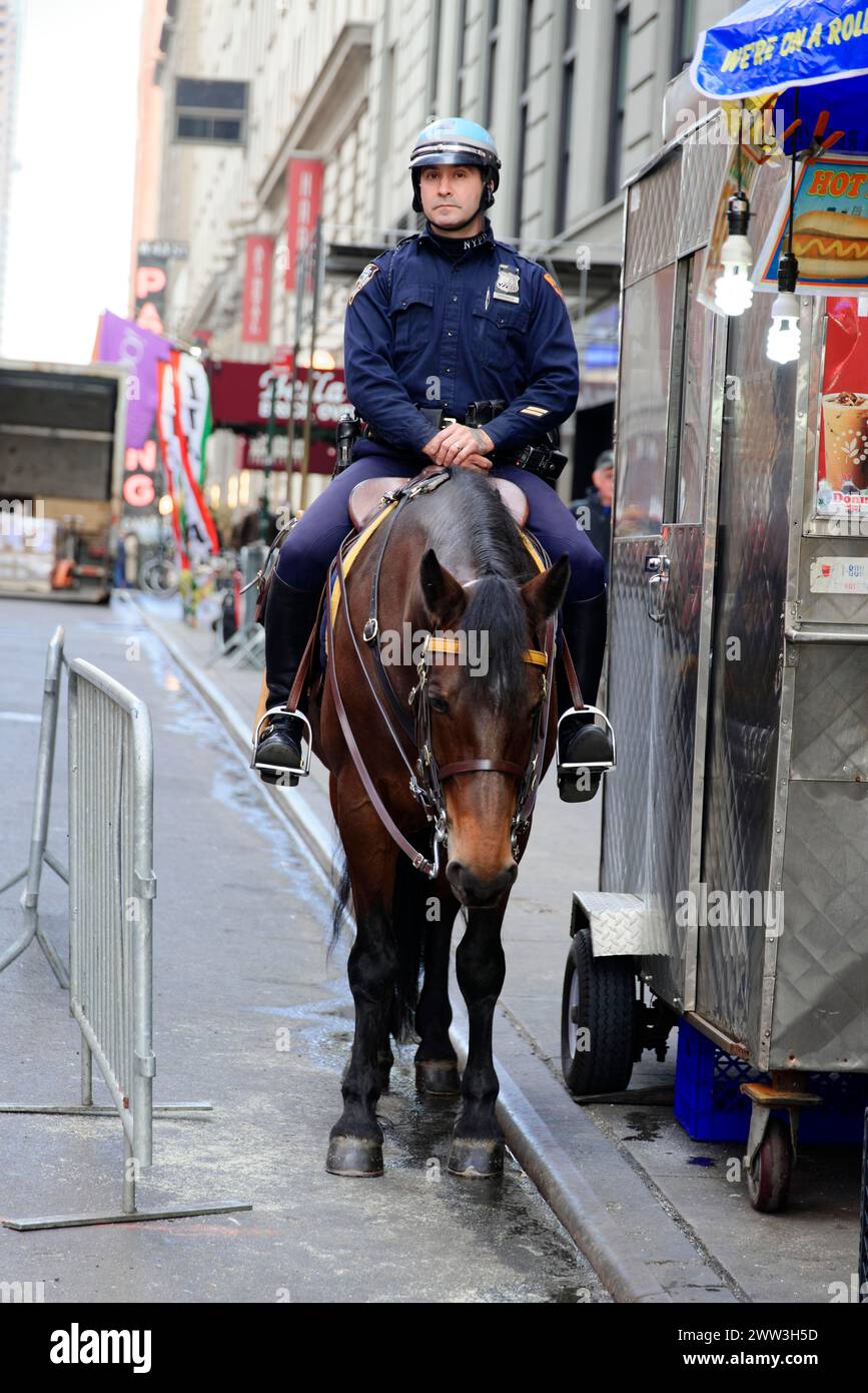 Mounted police patrols hi-res stock photography and images - Alamy