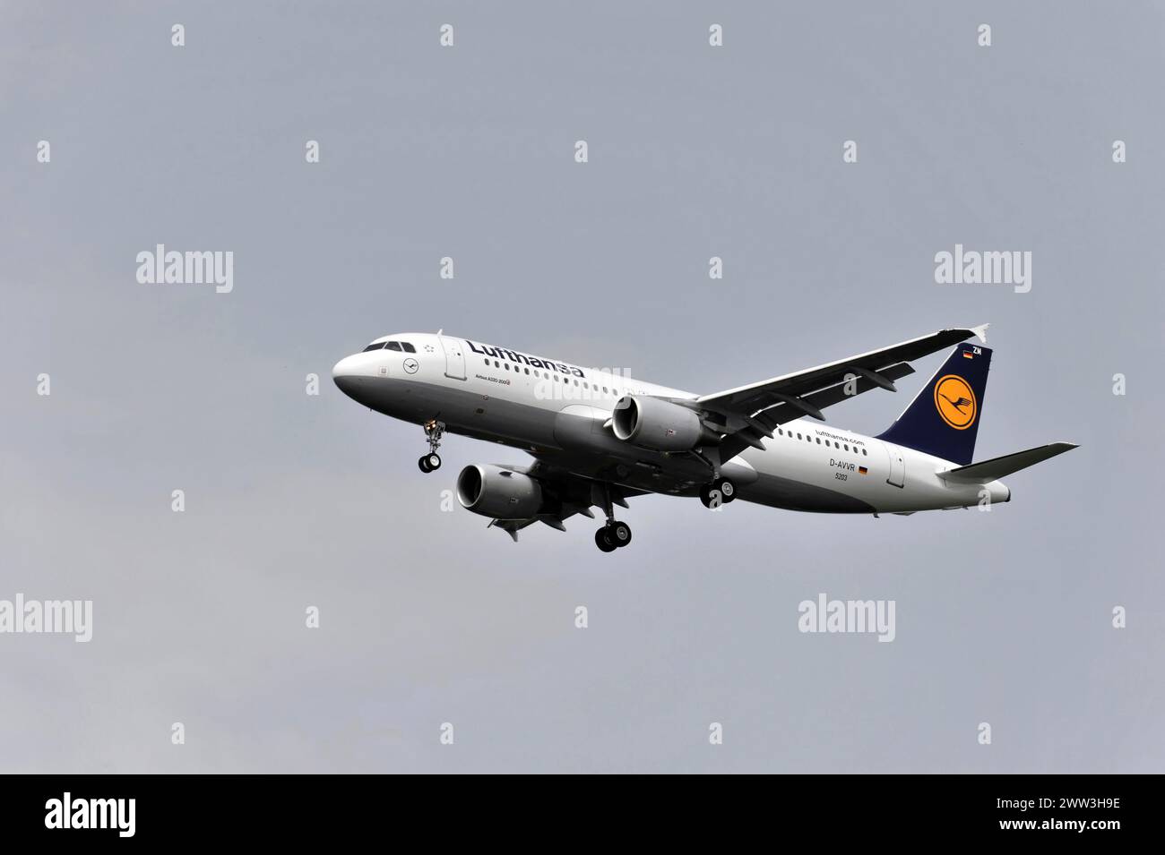 D-AVVR, Lufthansa Airbus A320-200, on approach, Airbus Finkenwerder ...