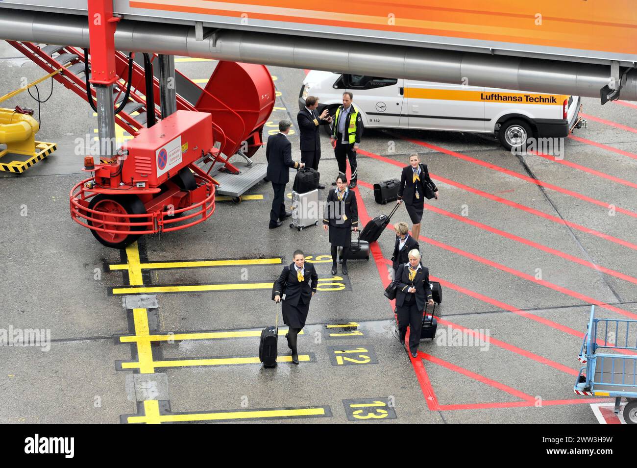 Aircraft crew leaving the aircraft via a gangway on the tarmac, Hamburg ...