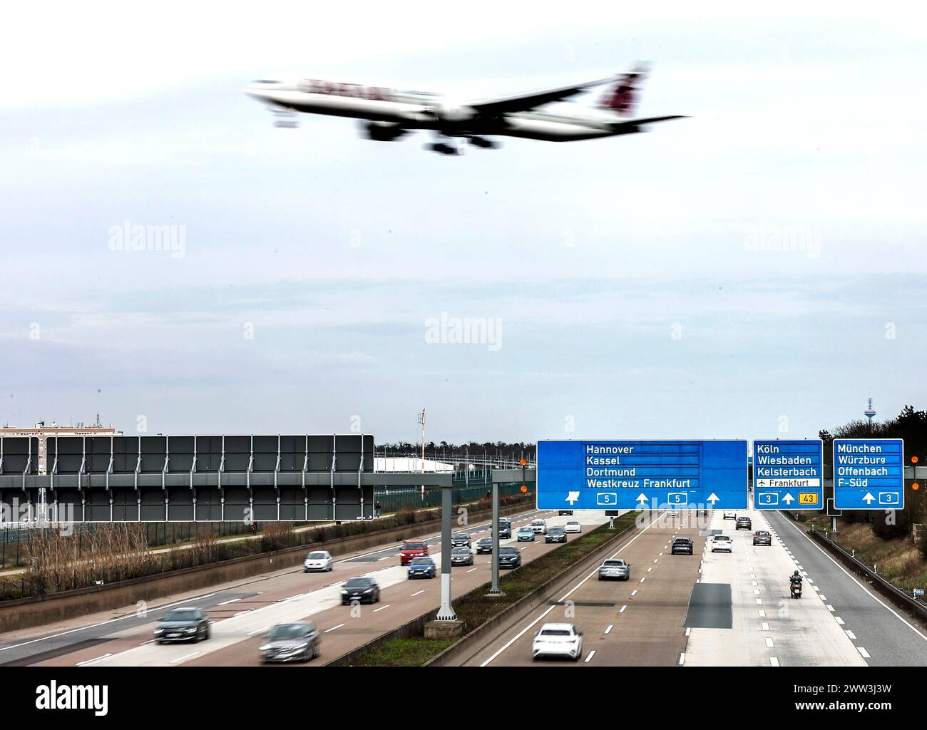 A Qatar Airwas aircraft approaching the A5 motorway at Frankfurt ...
