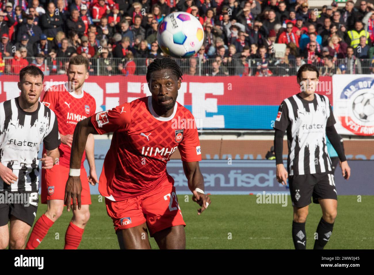Football match, Omar TRAORE 1.FC Heidenheim the ball in his sights ...