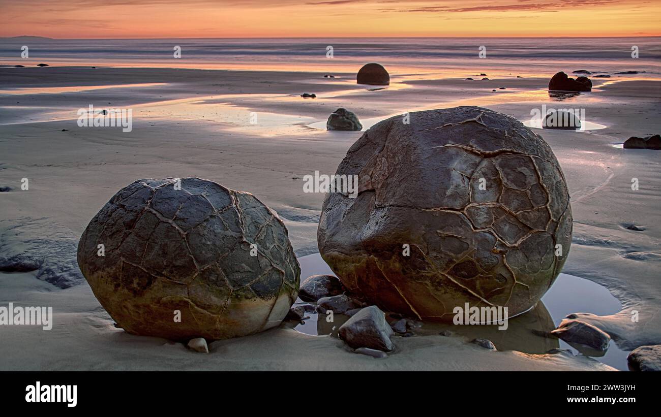 New Zealand, Moeraki Boulders, Otago, Moeraki, stone boulders, South ...