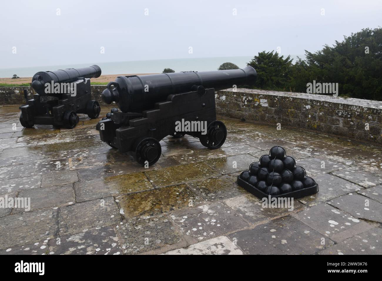 Early cannons and balls hi-res stock photography and images - Alamy