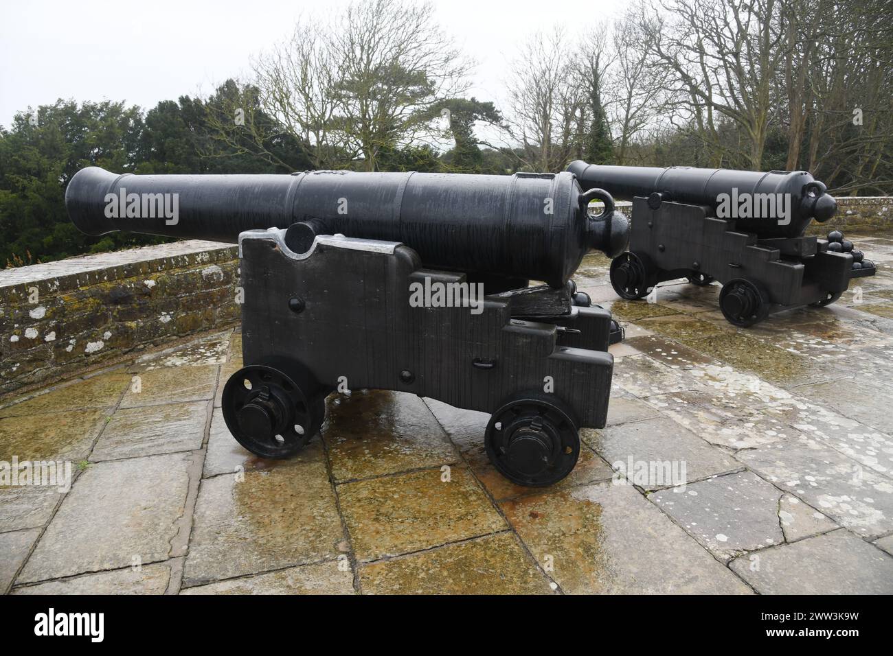 Early cannons and balls hi-res stock photography and images - Alamy