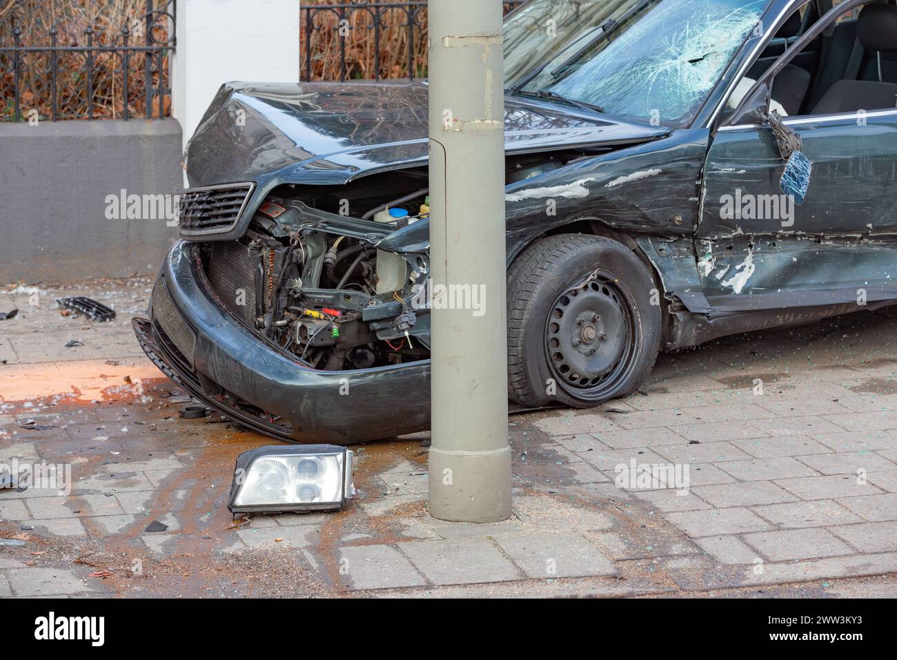 Car with total damage behind lamp post Stock Photo - Alamy