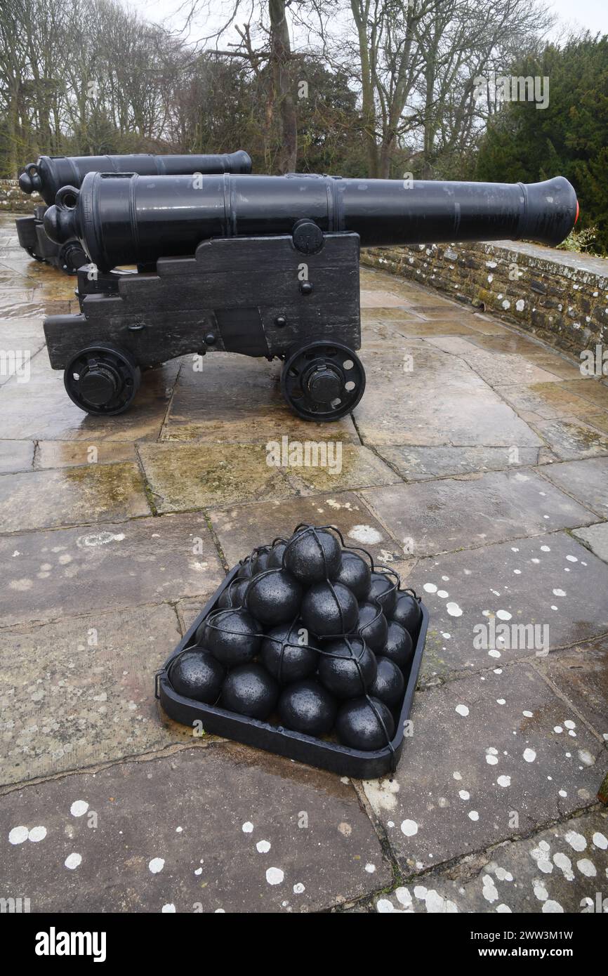 Early cannons and balls hi-res stock photography and images - Alamy